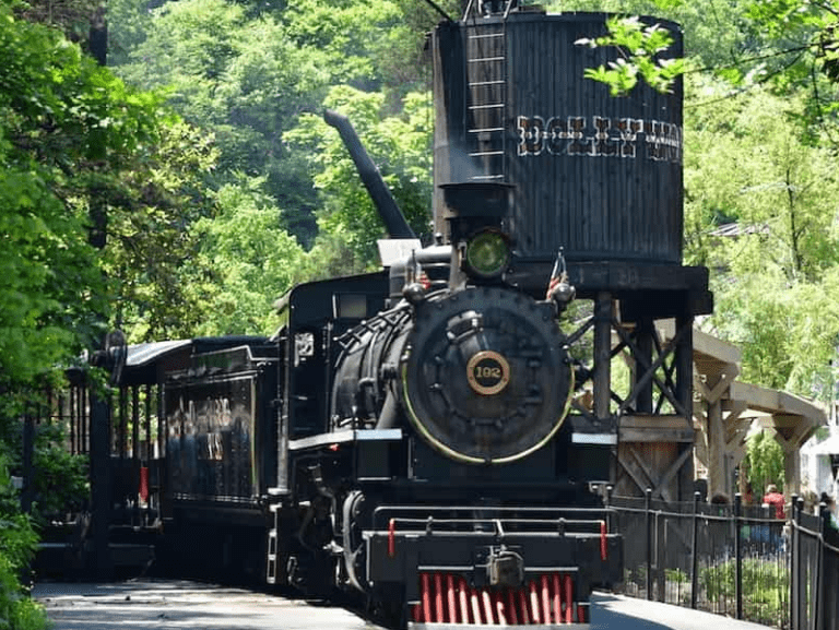 PASSENGERS EVACUATED OFF DOLLYWOOD EXPRESS TRAIN – 3B Media News